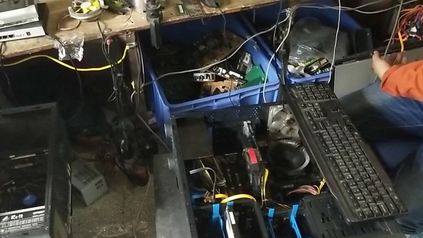 设计师老铁的电脑坏了,大半天没干活,重装系统丢了很多文件。