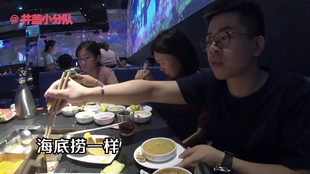 【海底捞】打卡全球首家高科技火锅店,充满未来的科技感!
