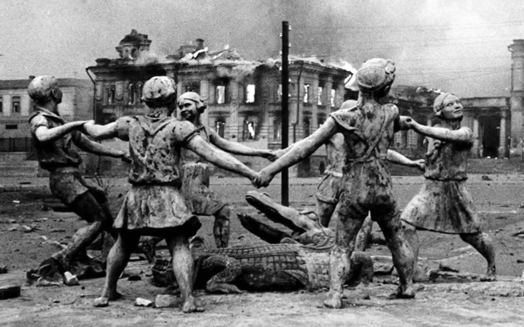 二战军事模型——斯大林格勒城市中心6个小孩雕塑下的一场战斗 1:35...