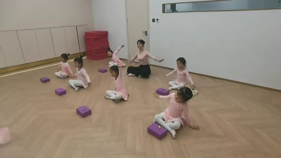 少儿舞蹈《不倒翁》,美女老师跟小朋友一起练习,孩子们很认真!