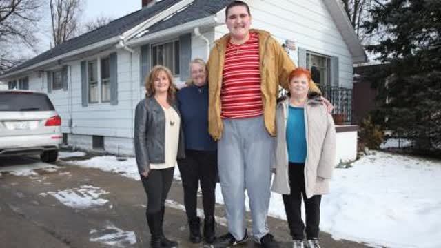 国外男孩因不断长高获世界纪录,却担心身体?网友:该去打篮球!