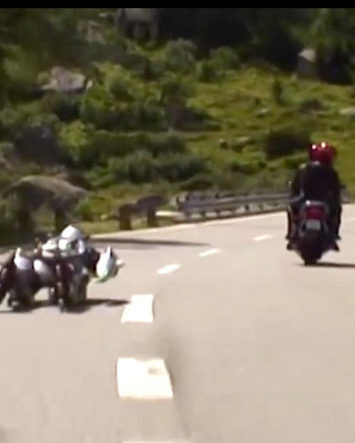 在身上装满轮子后,这个人滚的居然比汽车还快