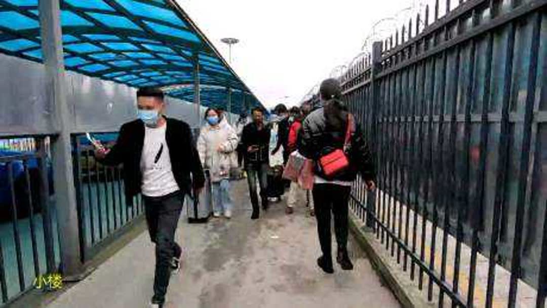 今天的贵阳客车站,人开始多起来了,但依然管理严格