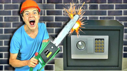 保险箱密码忘了该如何破解?老外尝试各种办法,连链锯.