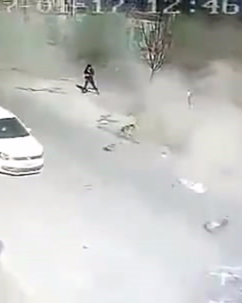 实拍大货车车祸,刹不住翻车,瞬间变成推土机摧毁一切