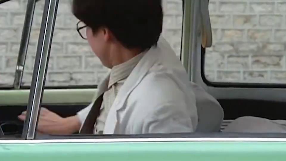 小情侣打架就打架,怎么还扯上了交警