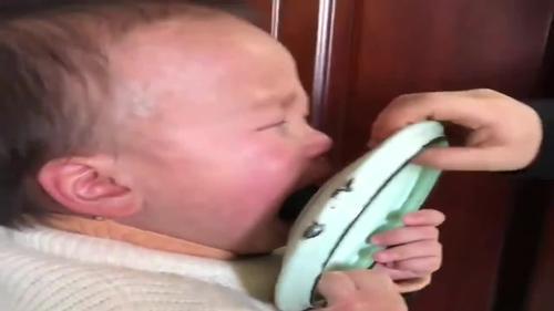 孩子被卡哭闹不止,结果妈妈淡定拍照,确定是亲生的?