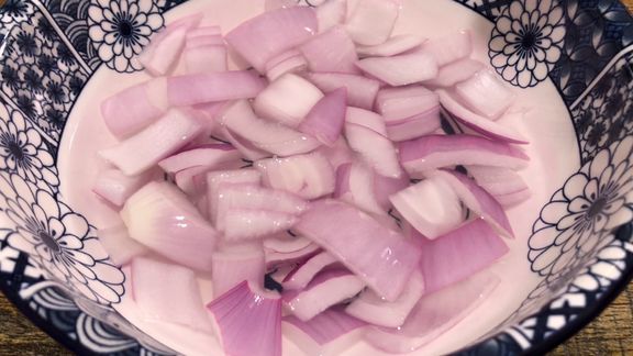 把白醋倒进洋葱里,厉害了,原来还有这么多妙用,看完长见识了