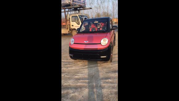 女士朋友专用的一款两门四座的电动四轮汽车