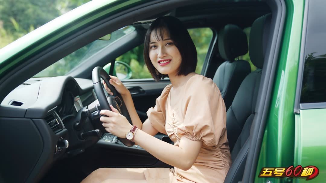 想性能更强劲?带模式开关的Sport Chrono组件一定要选装