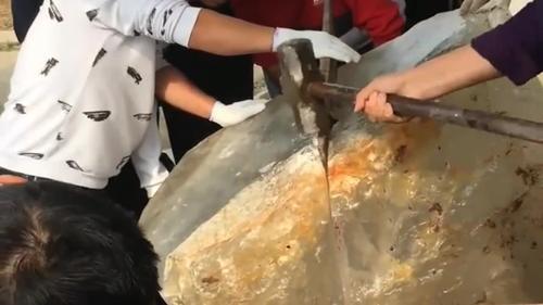 小伙子用锤子切割石头,那么多人当宝一样围观,不就是原石翡翠吗?
