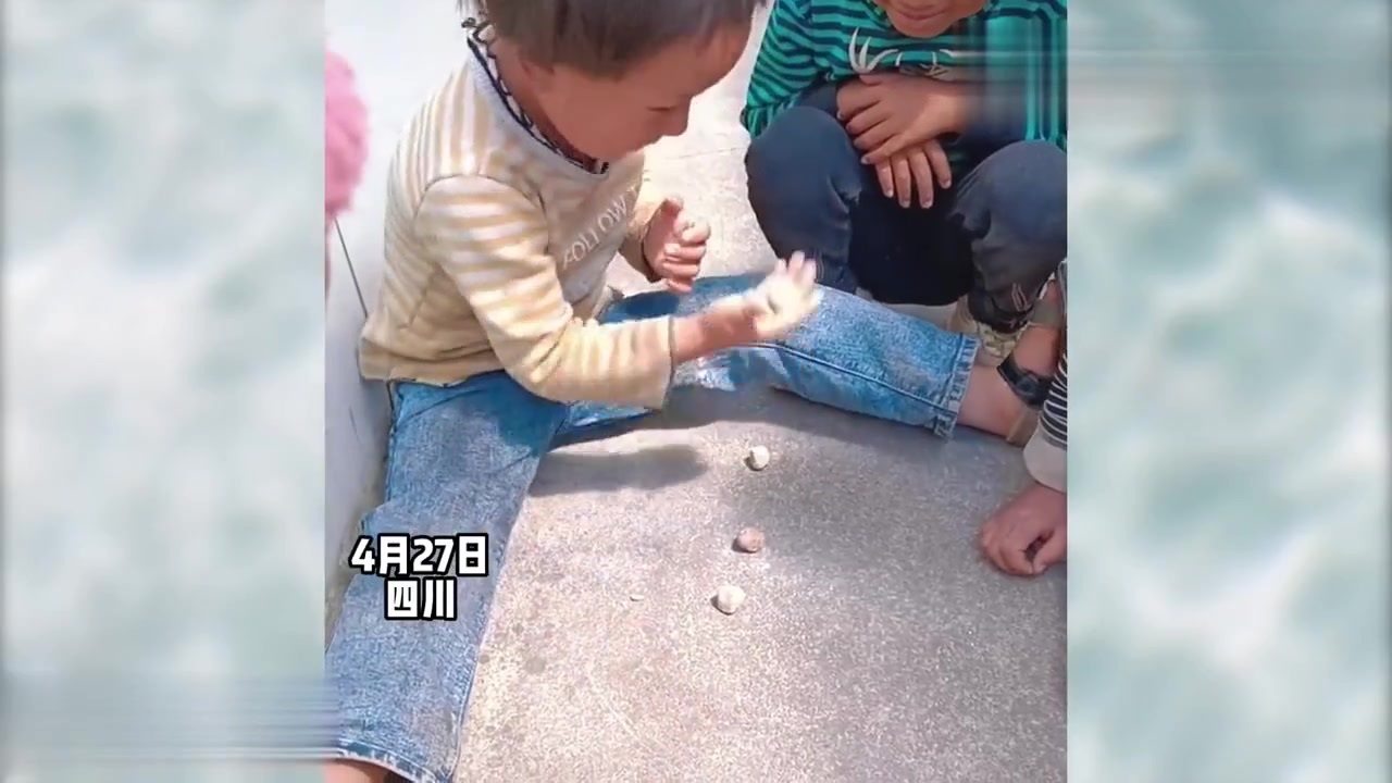 小时候你们玩过这个游戏吗小女孩玩出我们儿时的回忆