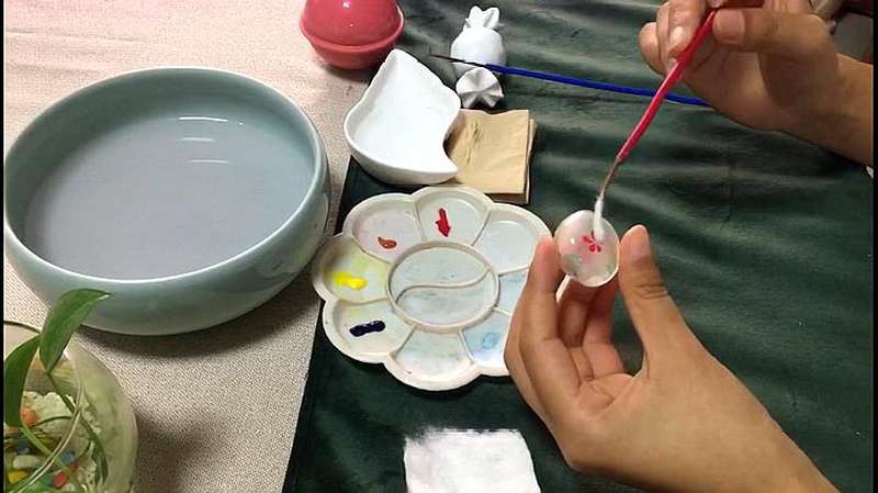 青年内画手艺人万欢介绍内画擦笔的使用方法