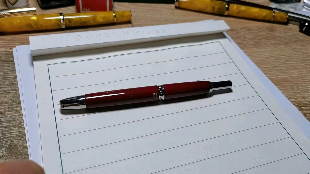 目前最火的国产按动式钢笔上手,虽是抄袭也有高度和惊喜