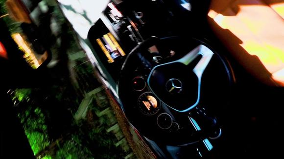 开敞篷跑车的正确姿势:放下车顶用余光收割路人的羡慕眼神