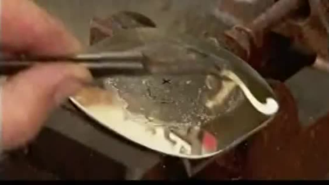 国外手艺人纯手工制作皮带的过程,精雕细琢 件件堪比艺术品!