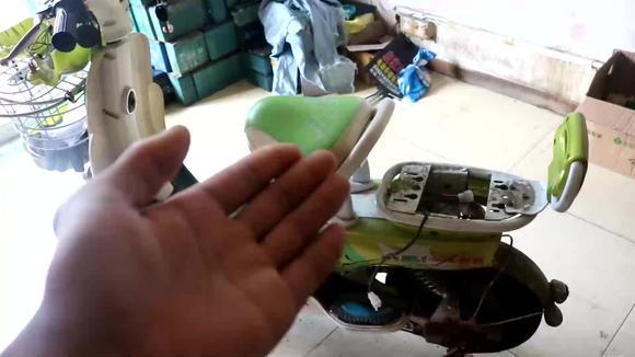 简易款电动车控制器的安装技巧与注意事项,小伙全程示范,超简单