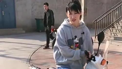不会摔倒的电动车,堪称老年人代步神器,看这样用来漂移也不错