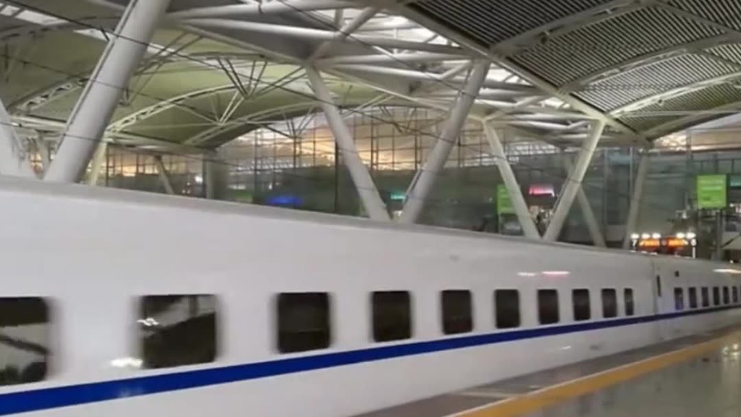 北京西开往深圳北的卧铺动车 CRH2E担当的D927次出广州南站