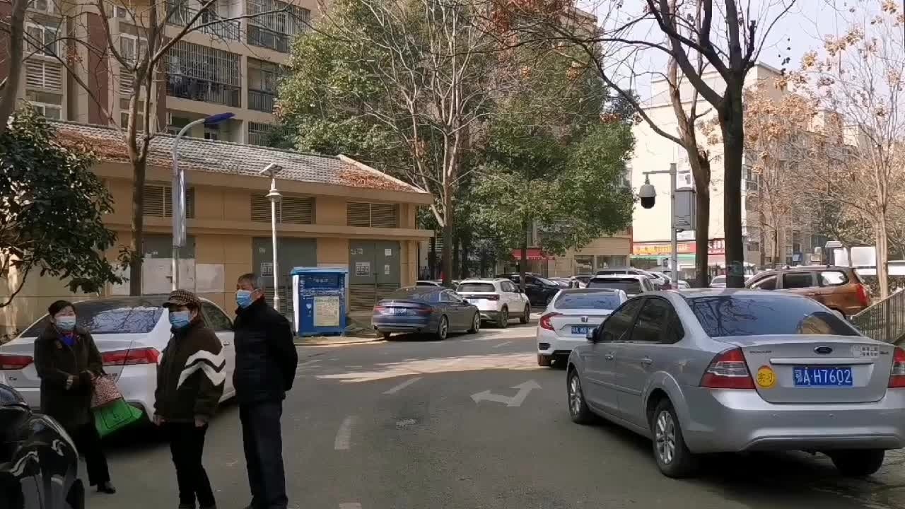 小区路灯不亮了,他买来灯具解了燃眉之急
