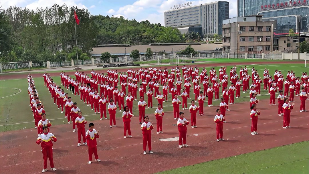 《中国人》手牵手,昂首向前走