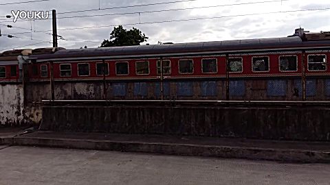 SS8型电力机车牵引K1666次列车接近广州北站