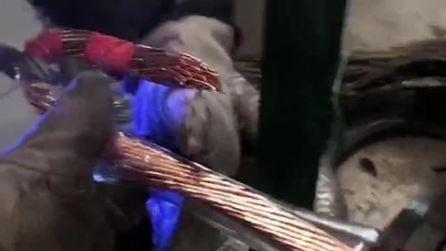 为了提供充足的用电量,道路旁边铺设了电缆,外面的保护层是这样做成的