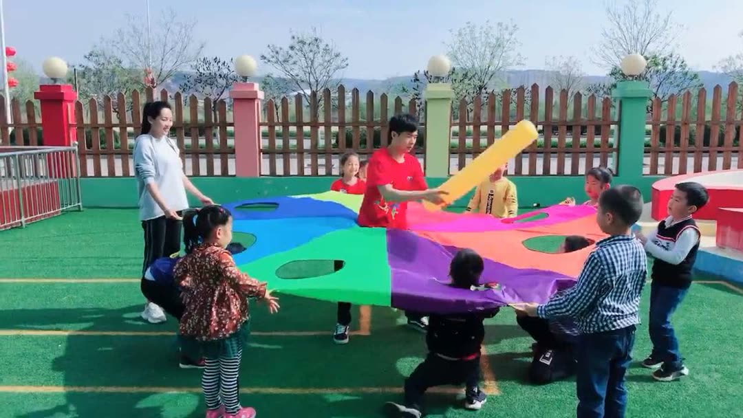 幼儿园户外《打地鼠》互动小游戏 做娃儿最重要的是开心啦!