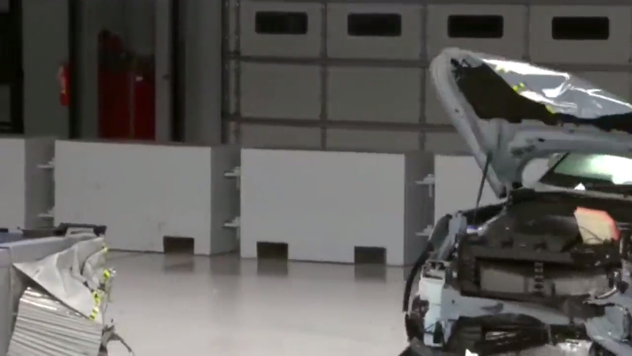 沃尔沃XC40碰撞测试,获评安全最佳车型毕竟车标带着安全带