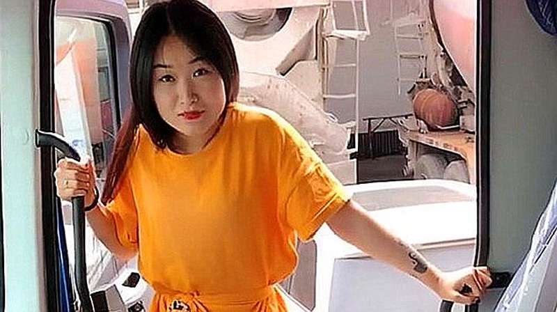 货车女司机朵朵,试驾自动挡欧曼,先了解一下这车咋开的