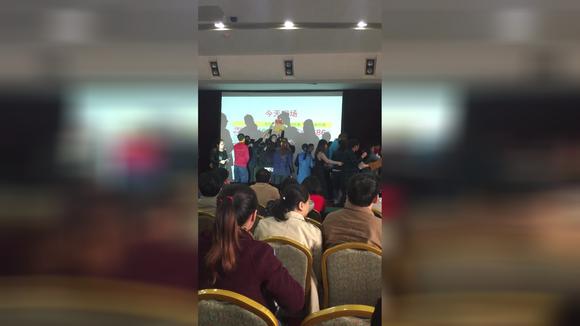 这是托儿还是家长呢?一场所谓的“备考”讲座演变成了营销大会战