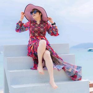 行走在房车中的女汉子 