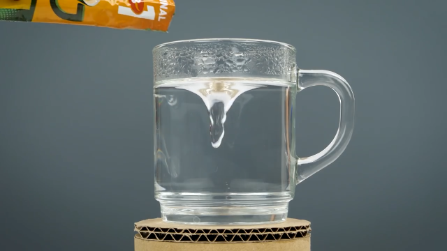 小伙用纸壳制作磁力搅拌器,不用勺子也可以冲咖啡,脑洞大开