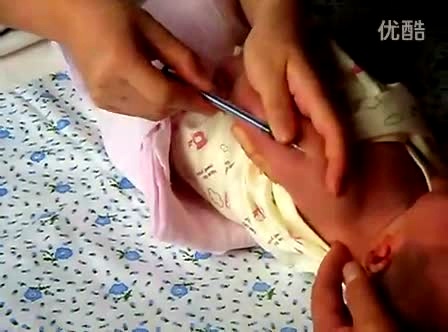 宝宝出生后第三天洗澡视频4