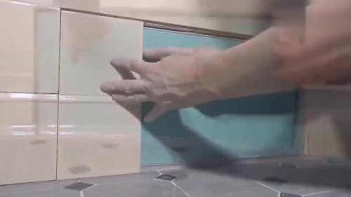 牛人创意:给瓷砖墙做个小暗门,藏个私房钱能被她发现吗