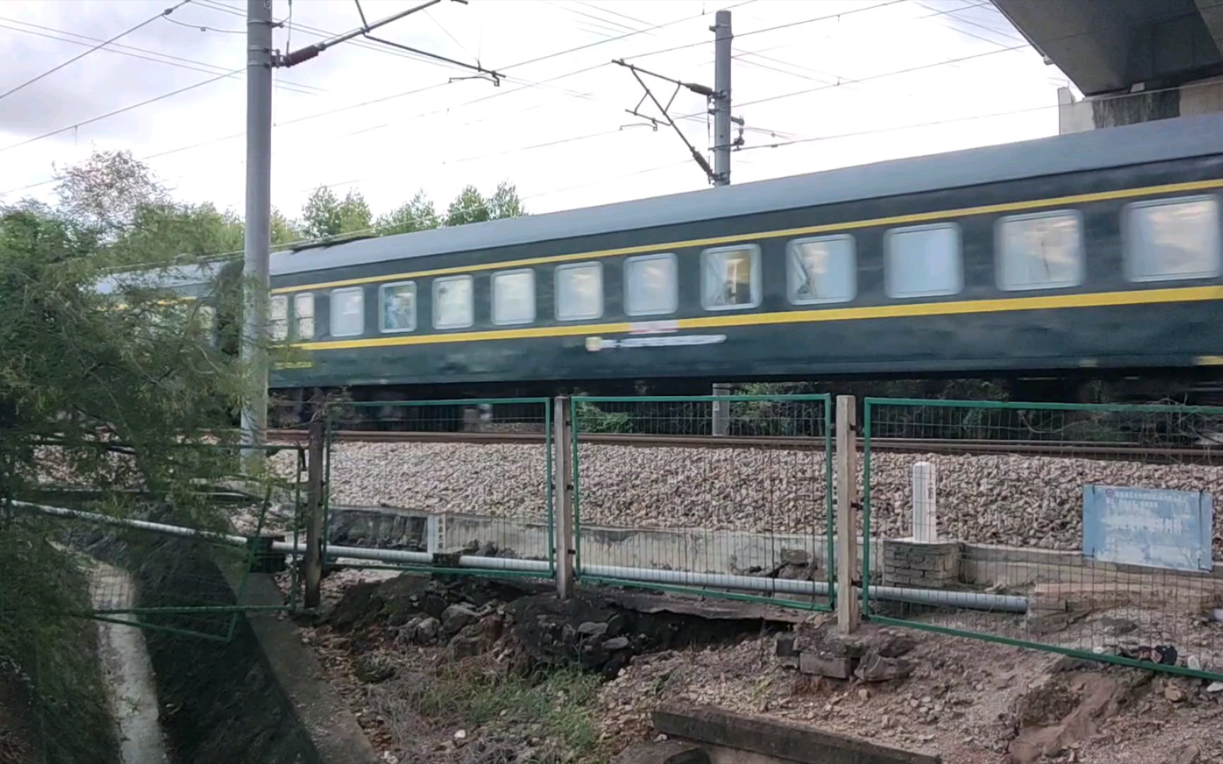 雷州半岛进京 和谐电3C0884牵引K158次列车通过