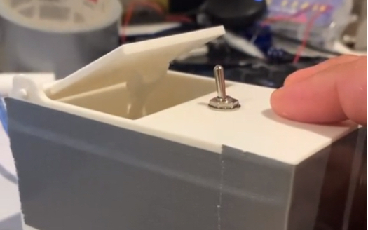 花了20小时 电脑辅助设计+编程+3D打印 搞出来的玩意儿