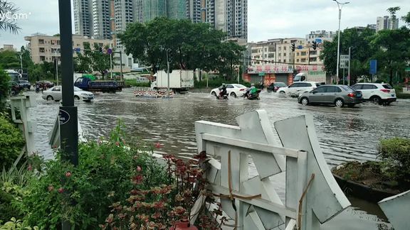 下了一天的雨,马路都被淹啦!