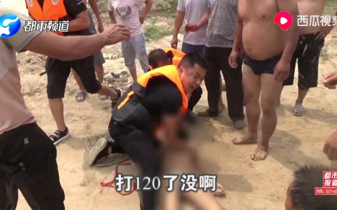 15岁初中生溺水,母亲见儿子从河底被拽出,再控制不住,撕心痛哭