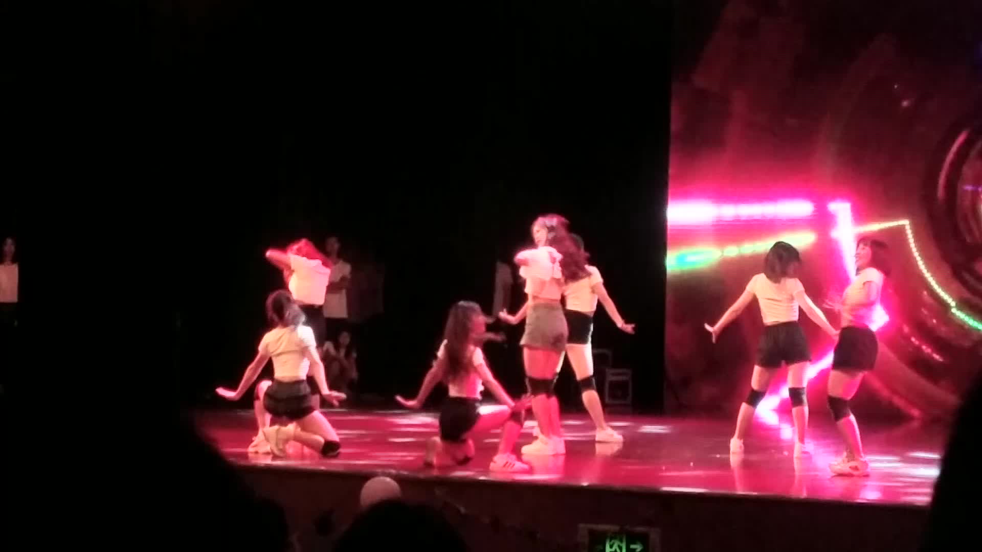 实拍大学校园里的舞蹈表演,现场气氛很嗨,女生们跳的舞蹈很好看