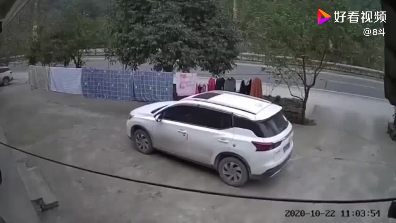 四川北川县发生4.7级地震瞬间监控曝光!镜头剧烈晃动超10秒