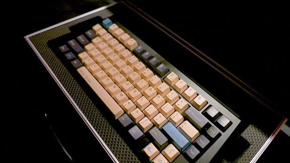 没有那么多的奢望 只是键盘代替了护手霜 鼠标代替了女孩的手