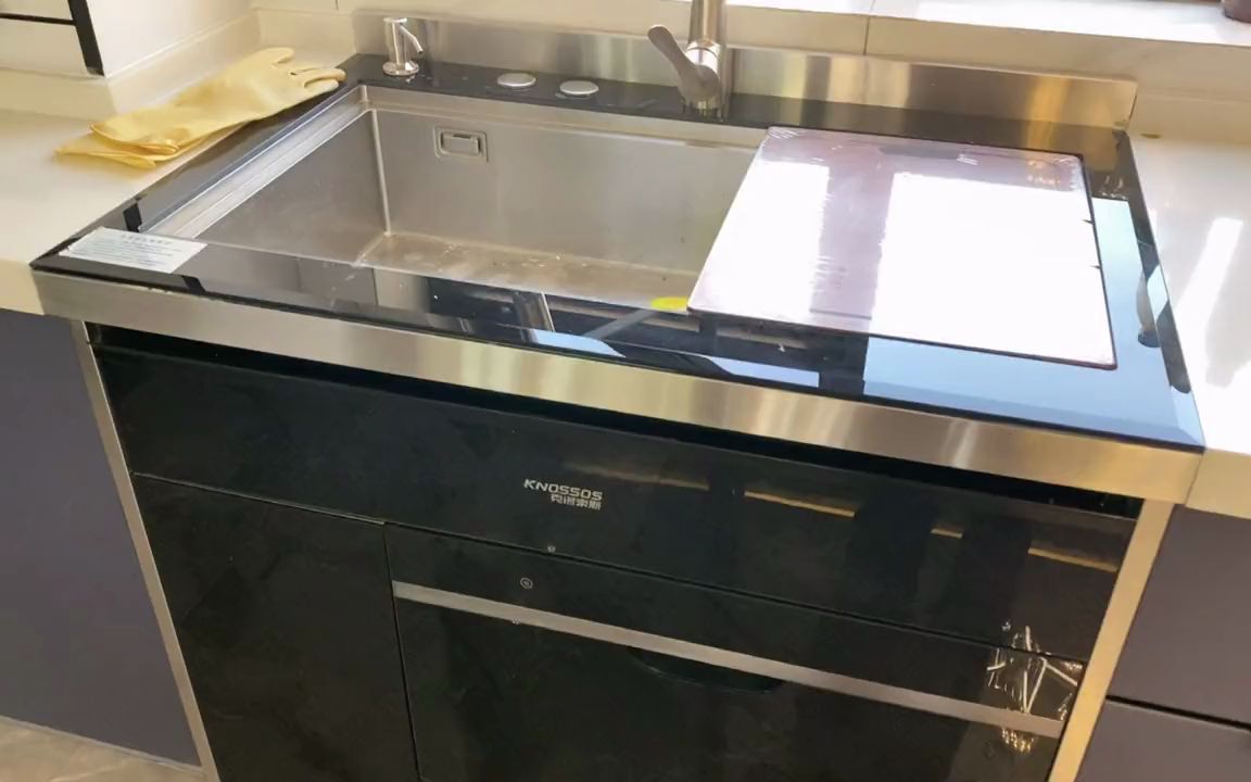 现场讲解厨房三联动推拉门的优点