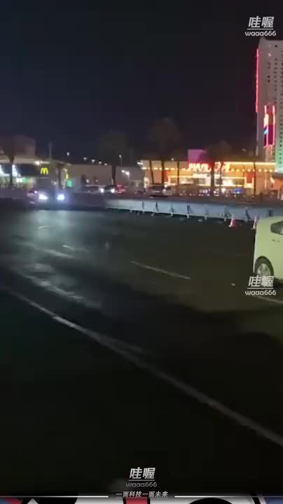 ...的激光雷达公司,用2辆搭载了自动驾驶技术的汽车分别向1个小孩模型...