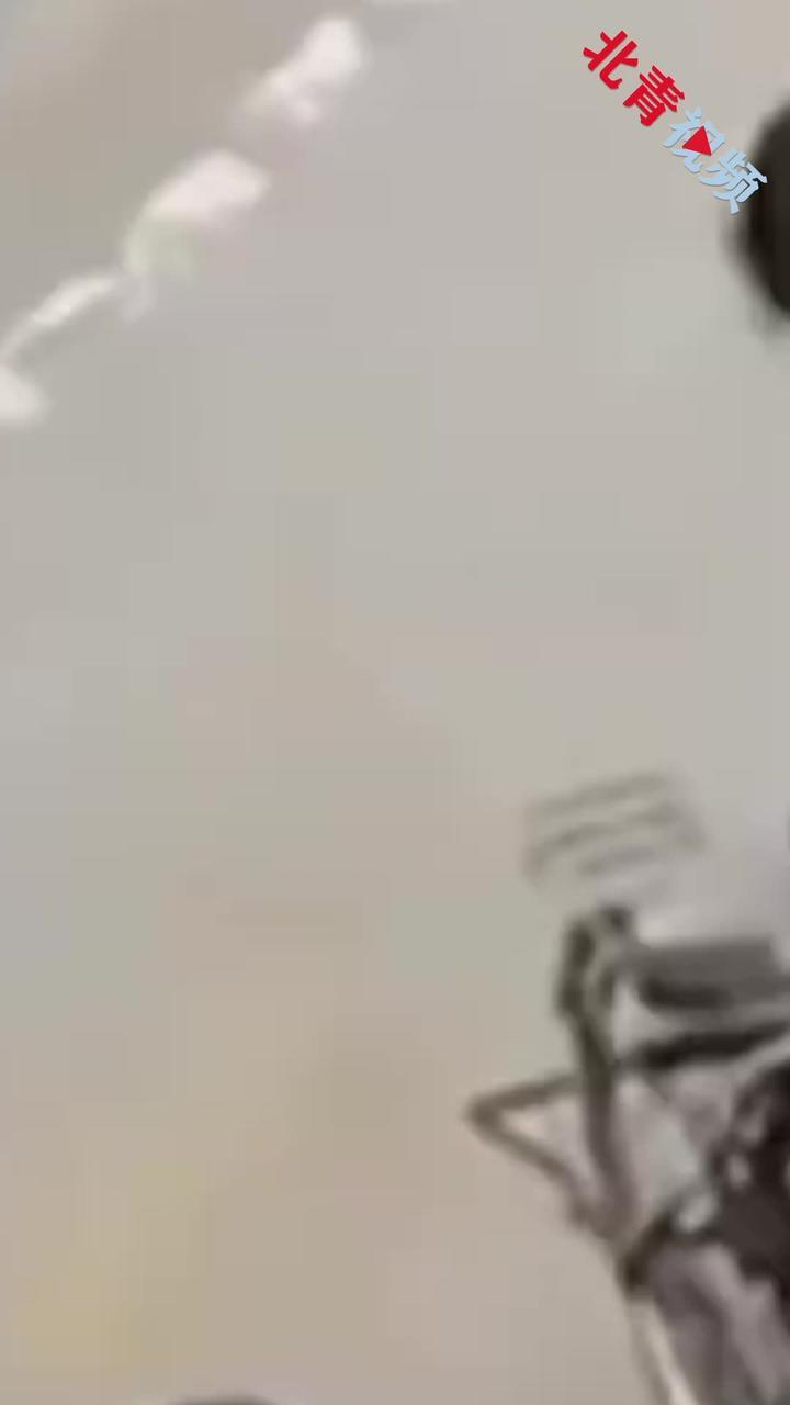 女子把自己的旧自行车丢下 骑上路边的新车就走
