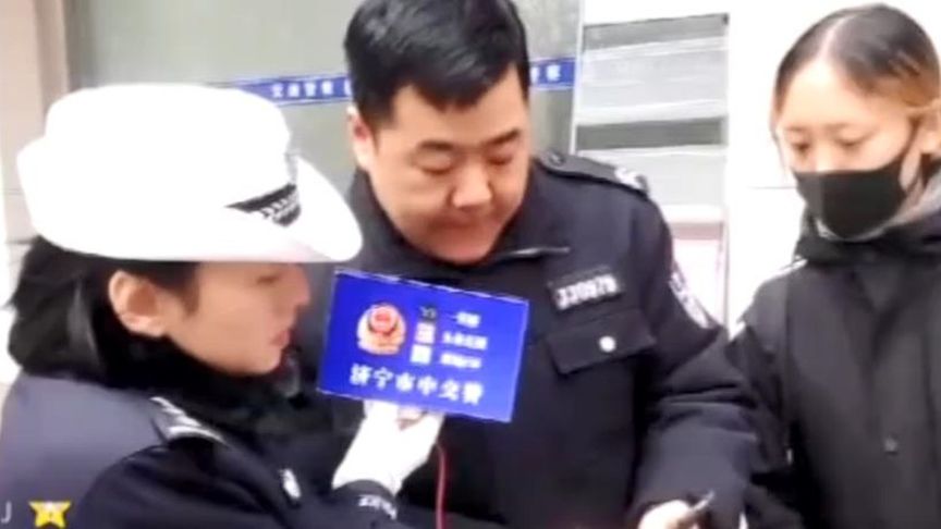 网上就能办理电动车临时号牌,交警亲自演示流程,细节可要注意了