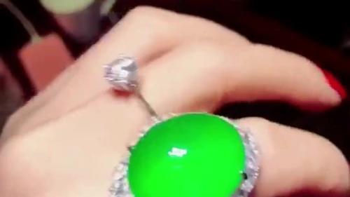钻石与翡翠的对比,为什么年轻人喜欢的是钻石,而中年人喜欢翡翠