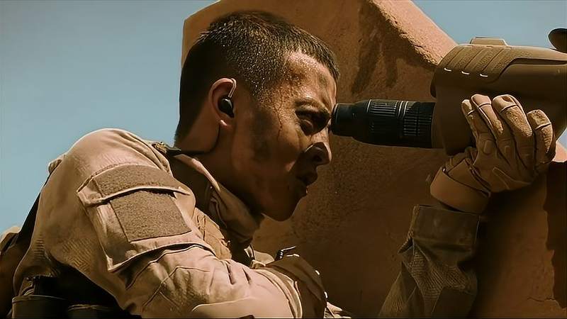 红海行动:狙击手发现敌人,不打敌人只打墙壁,队友秒懂他用意!