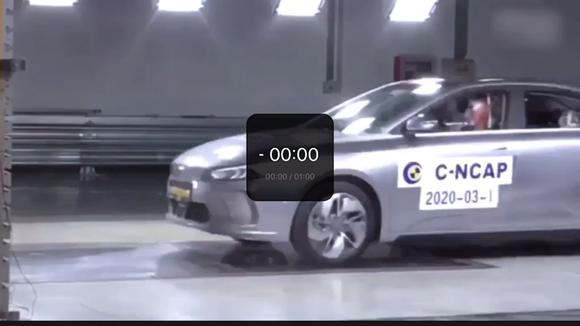 吉利。 几何。 碰撞测试