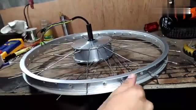 技术宅用摔坏的平衡车改装电动三轮车,这速度跑起来至少有60码